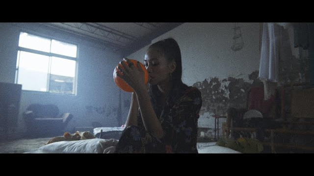 老王樂隊｜他們在鐵皮屋頂上奔跑 Running on the Rooftops (Official Music Video)- PaPiin